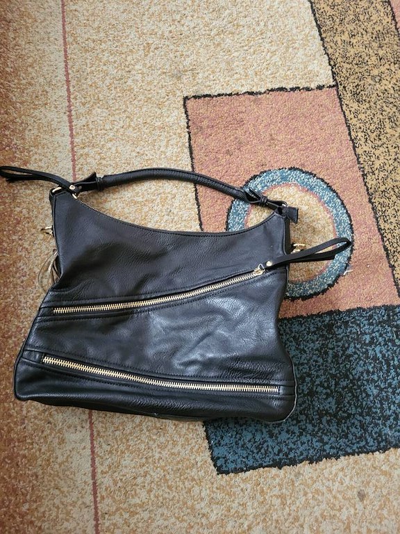 Crna ženska torba preko ramena od mekane eko/kože, sa dekorativnim