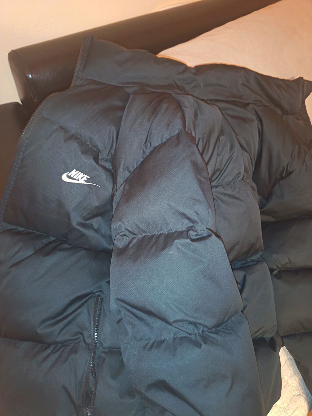 Muška Nike puffer jakna – crna M veličina bez traga koriscenja