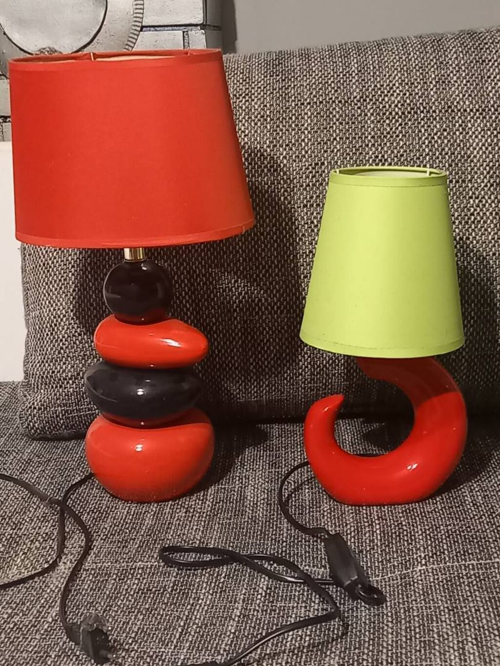 Dve dekorativne stone lampe – modernog dizajna i živih boja. - Lampa