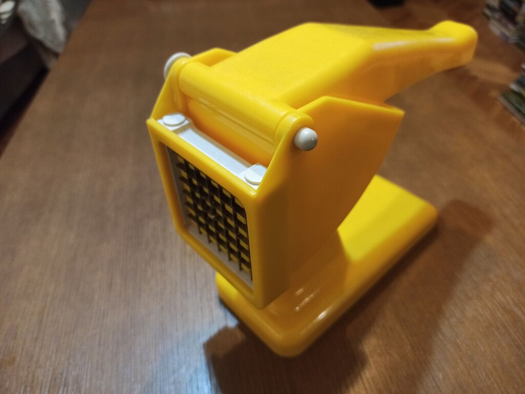 Italijanski aparat za pomfrit. Kvalitetna plastika, bezbedna za