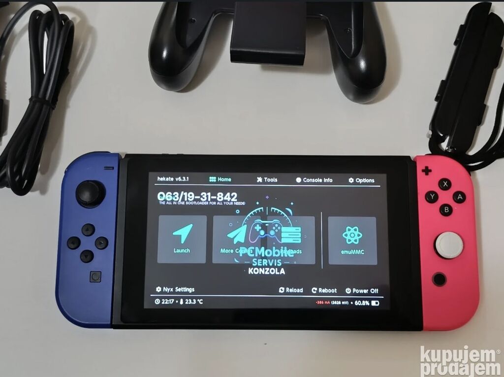 Nintendo Switch konzola sa Joy‑Con kontrolerima (plavi levo, roze