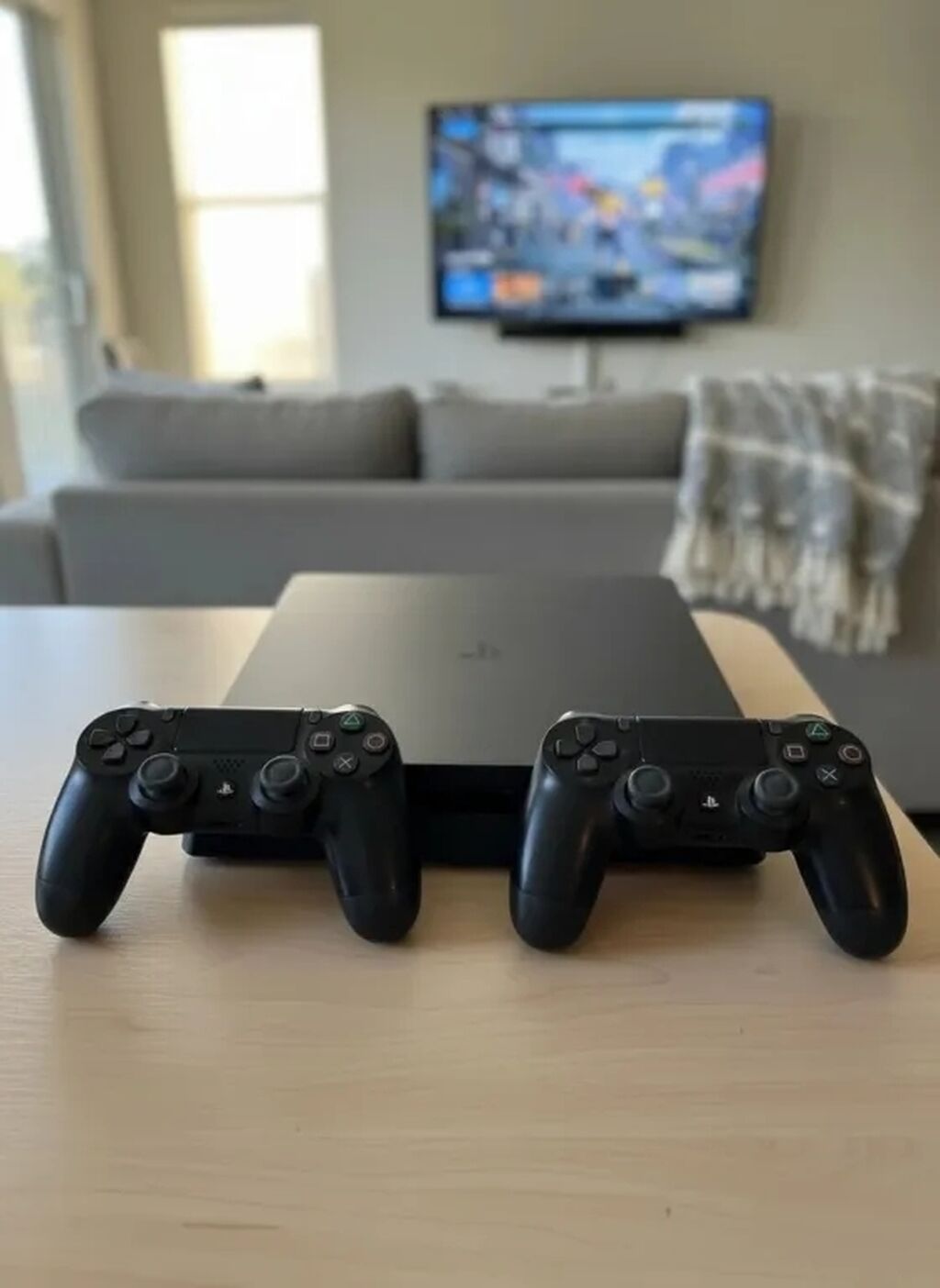 Sony PlayStation 4 (PS4) Slim konzola sa dva DualShock 4 bežična