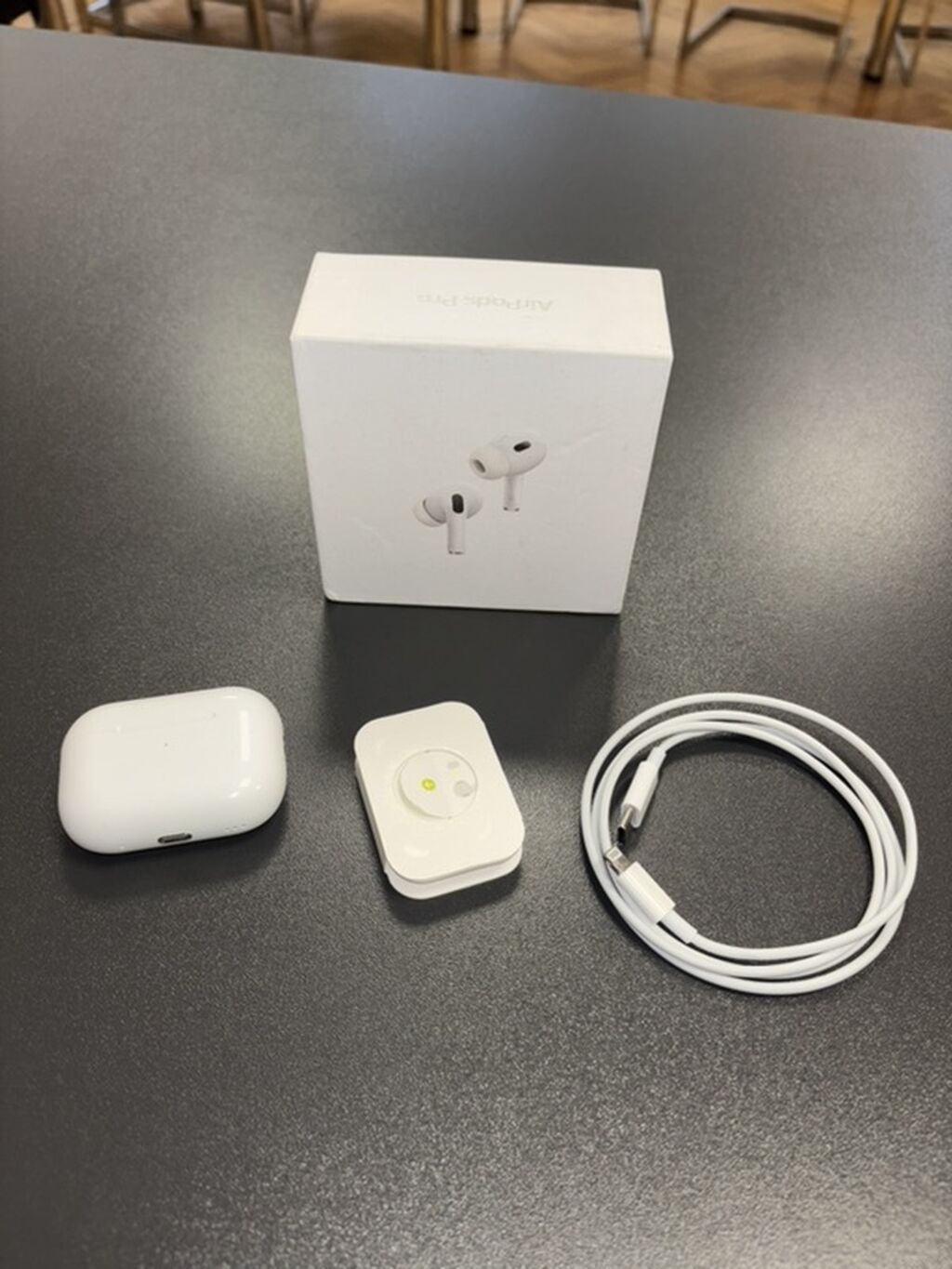 Apple AirPods Pro – bežične slušalice sa MagSafe/Lightning kućištem