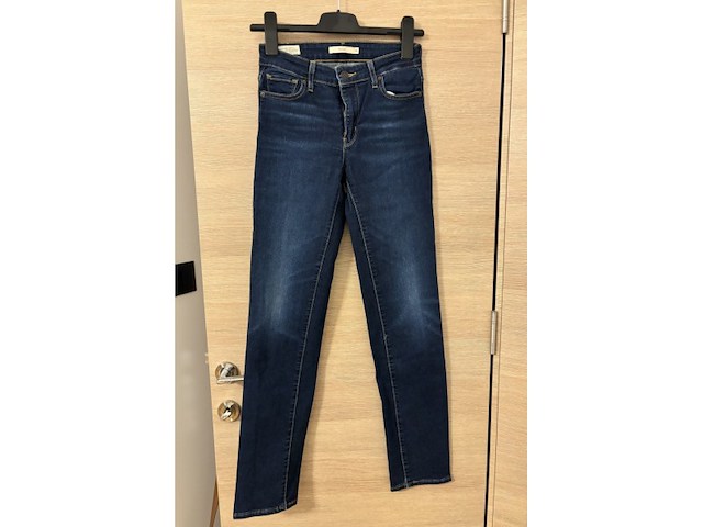 Levis farmerke 712 slim 26