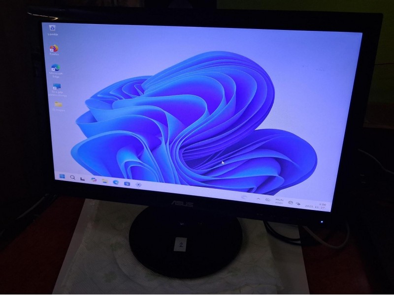 ASUS VS197DE monitor 18,5 incha. br 2. ( čitaj opis )