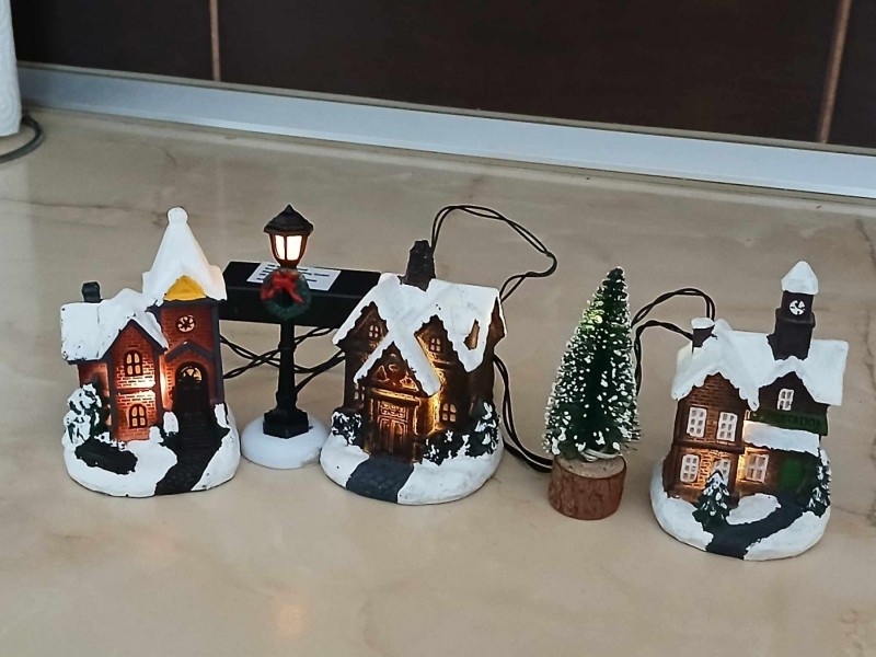 Set osvetlj.kućica za Bož.selo,fenjer i jelka,diorama