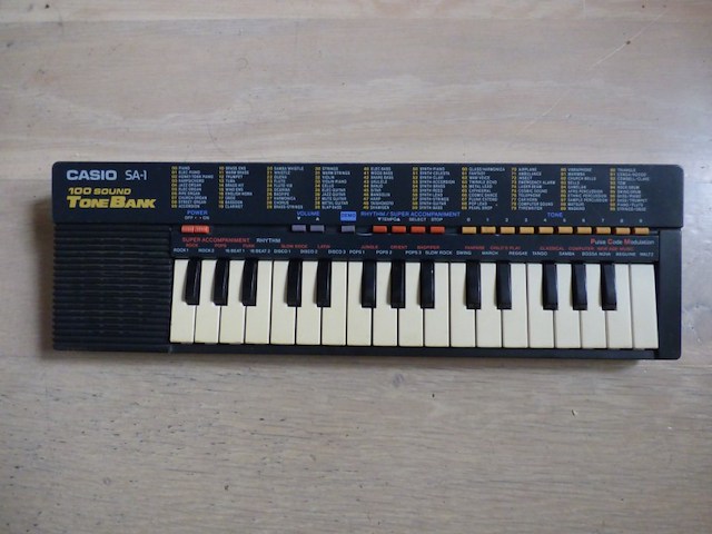 Sintisajzer CASIO SA-1 (ne radi izborna tipka 8 )