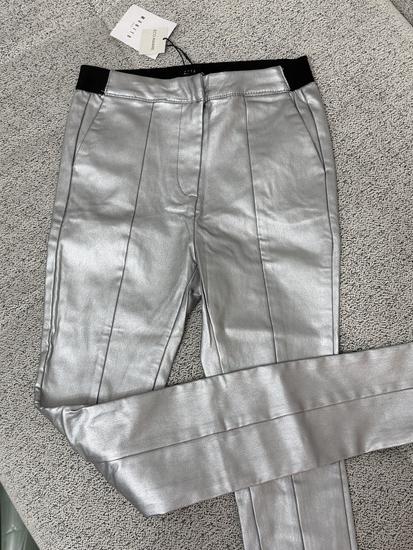 Srebrne pantalone Mohito sa etik.