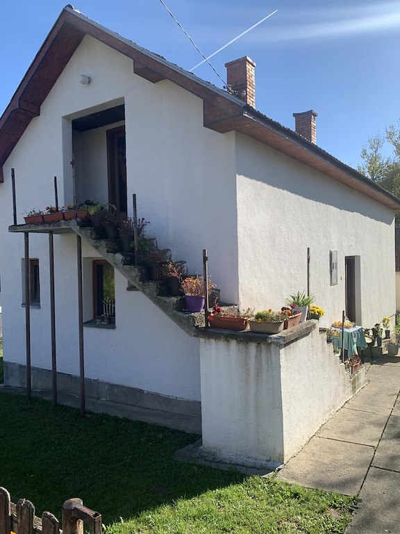 Prodajem kucu u Trbušnici-Lazarevac 37.000 €