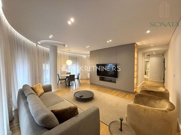 Luksuzan, renoviran trosoban stan 78 m² sa garažom