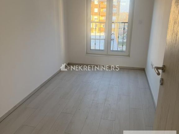 NAJLUKSUZNIJA ZGRADA U RUMI. USELJIV. DVOIPOSOBAN. 52m2