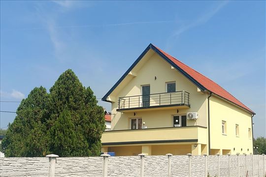 Velika Porodična Kuća 414 m², 9 ari