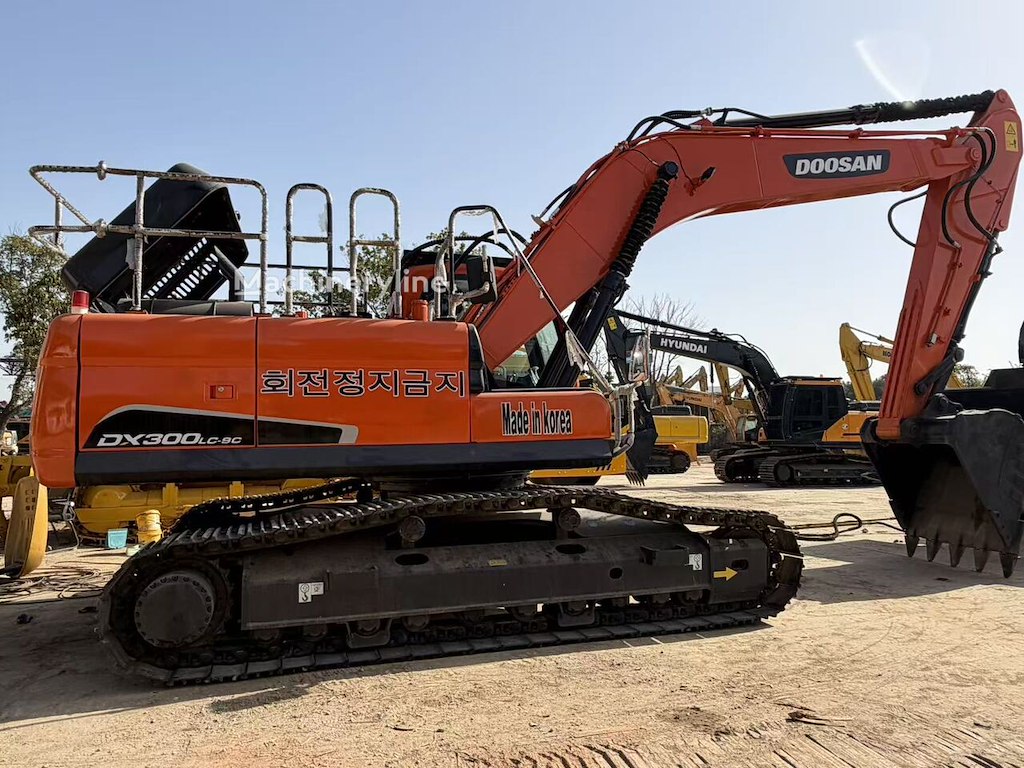 Doosan DX300 bager guseničar