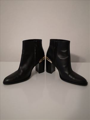 ZARA woman crne čizmice broj 37