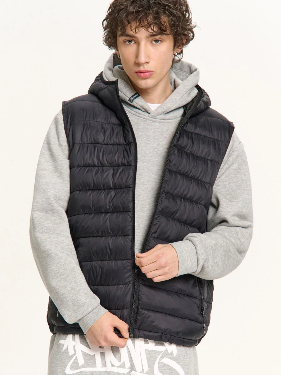 Prošiveni prsluk s kapuljačom