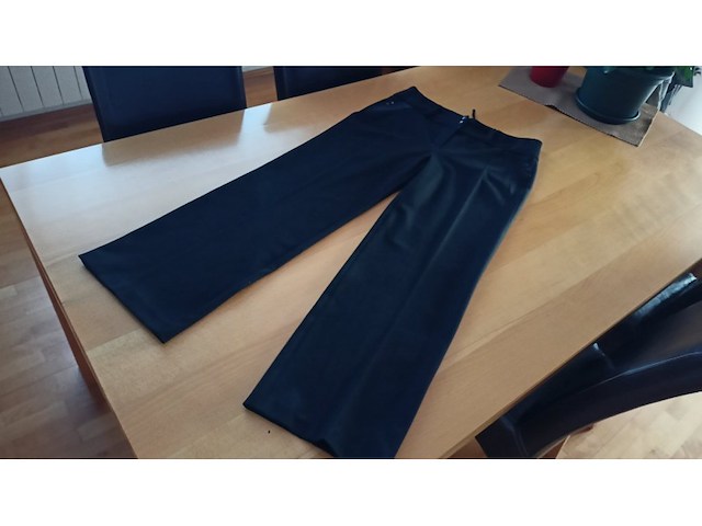 kvalitetne pantalone vel.44..kao nove