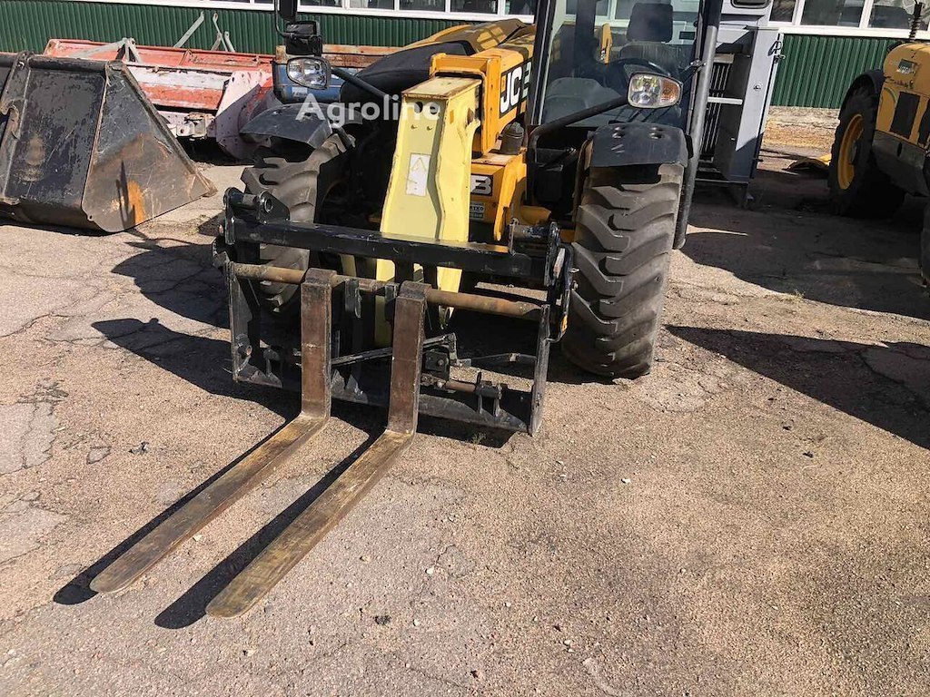 JCB 527-58 poljoprivredni utovarivač
