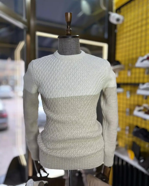 MUŠKI DŽEMPER SA DIAMOND CABLE KNIT TEKSTUROM
MUŠKI DŽEMPER SA DIAMOND CABLE KNIT TEKSTUROM – SOFISTICIRAN STIL ZA FER CENU