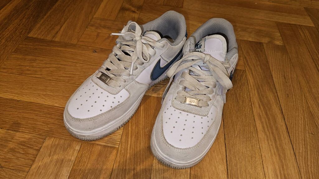 Nike air force u veličini 37. Bez mane, vrlo kratko nošene. Brzo smo