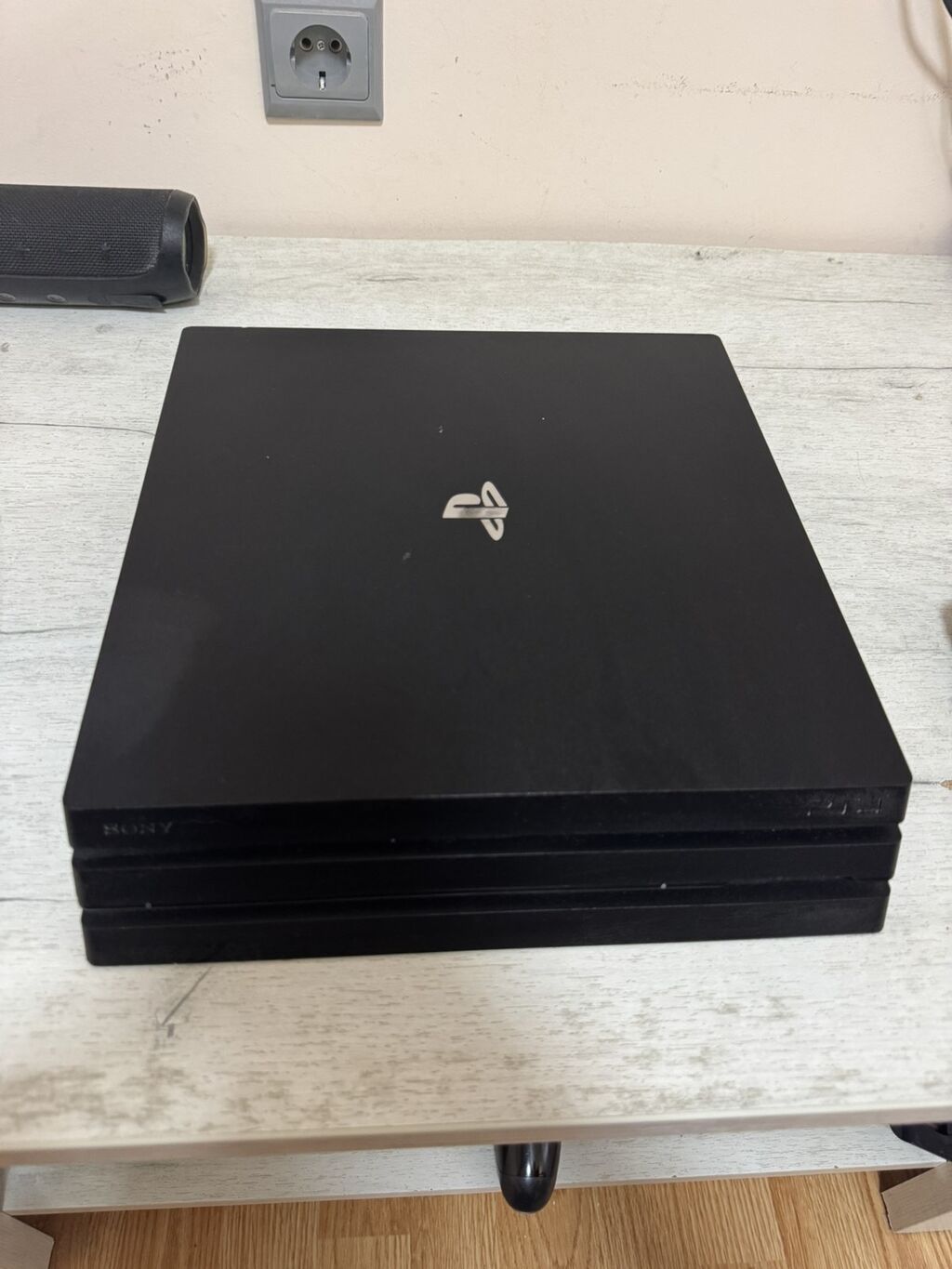 Sony PlayStation 4 Pro konzola (CUH-7xxx serija, trostruki “stack”
