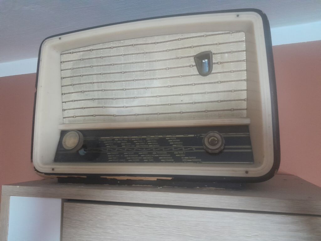 Vintage lampni radio aparat – klasični desktop model sa zaobljenim
