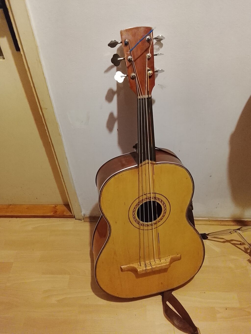 Akustični kontrabas u gitarskom formatu (mexički guitarrón stil) – 6