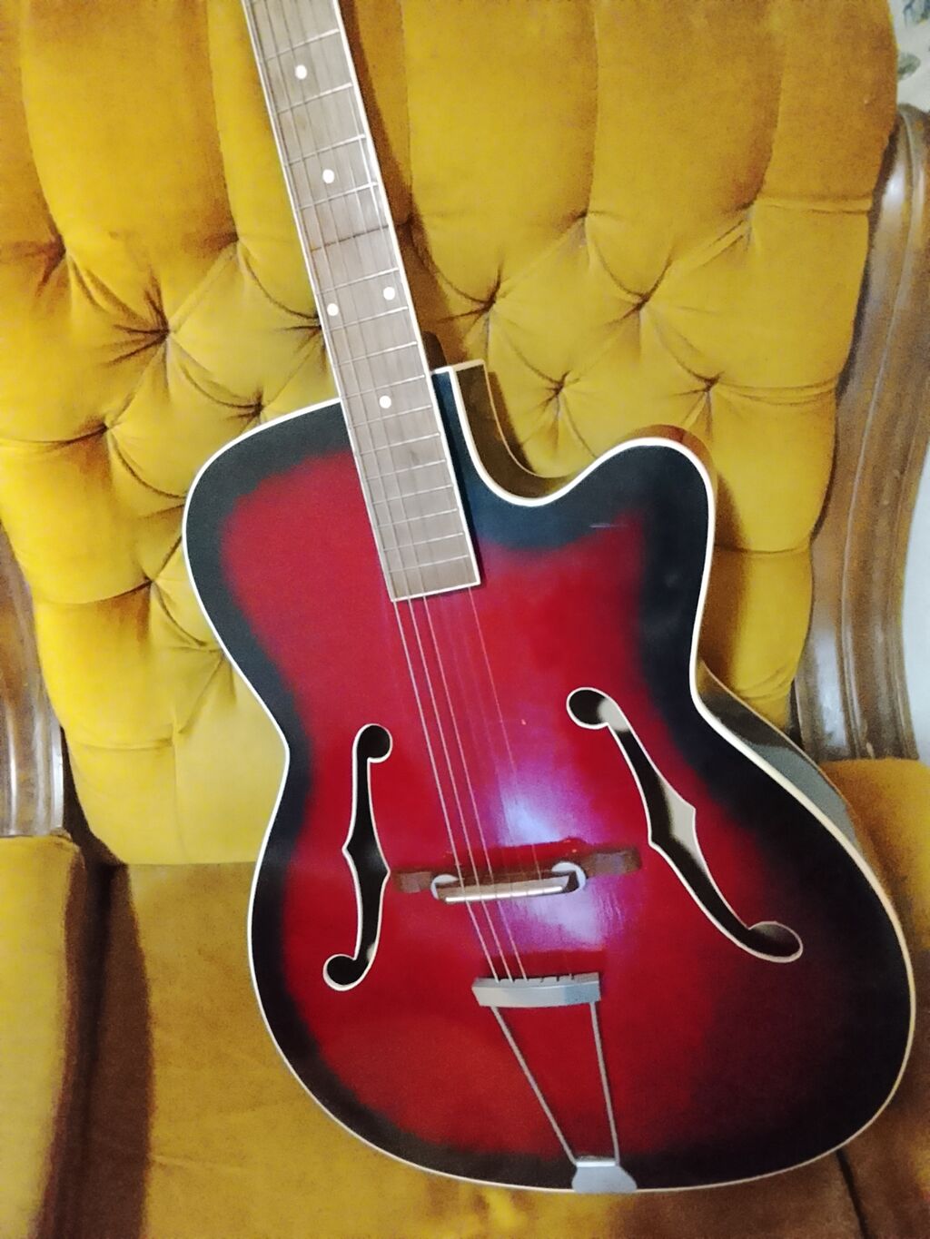 Archtop akustična gitara sa F-otvorima - Telo: šuplje archtop telo sa