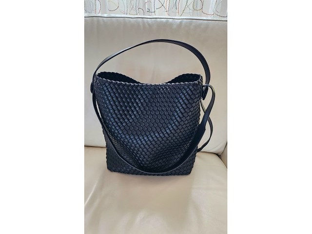 Kožna pletena bucket bag sa neseserom, hobo