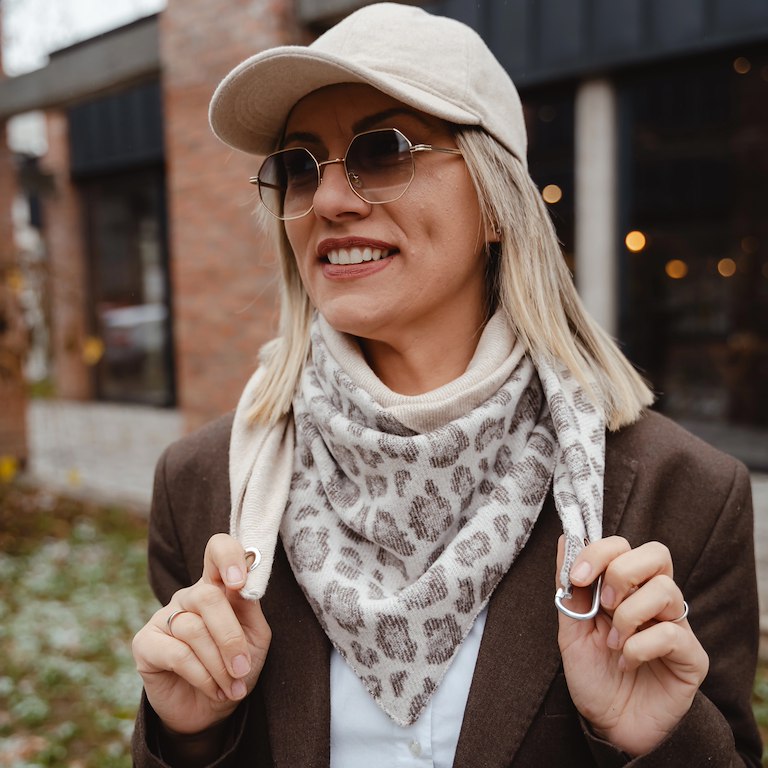 ŽENSKI ŠAL BEŽ U TIGRASTOM DEZENU-OTMENI AKCENAT NA HLADNE DANE