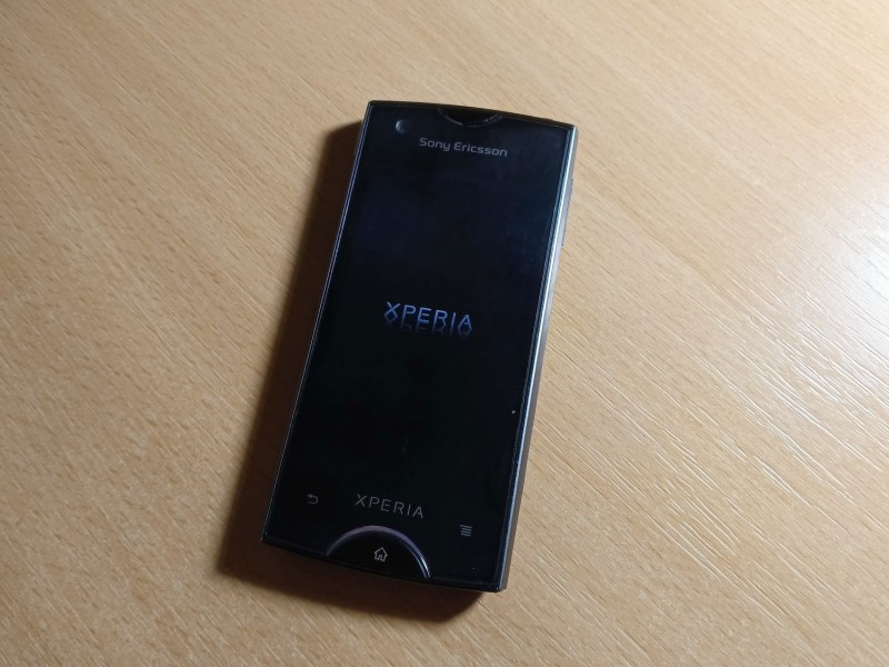 Sony Ericsson ST18i Xperia Ray - retro mob
