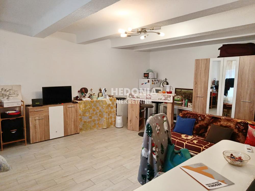 Zemun, Centar, 2.0, dve stambene jedinice, dvorište ID#10302 140.800 €