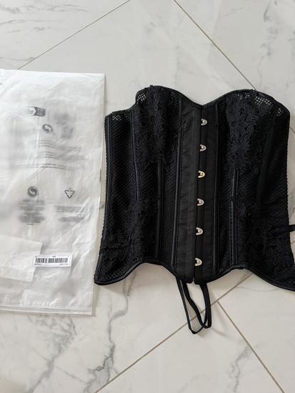 Crni čipkani korset