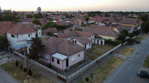 Prodajem Kuću, Zeleno Polje