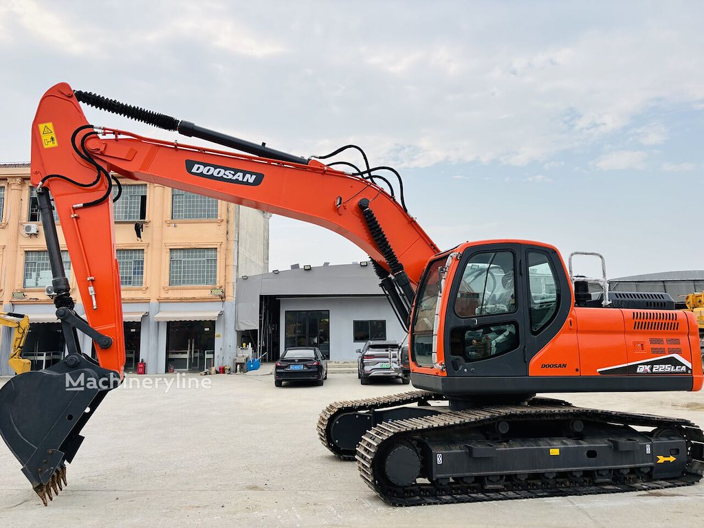 Doosan DX225 bager guseničar