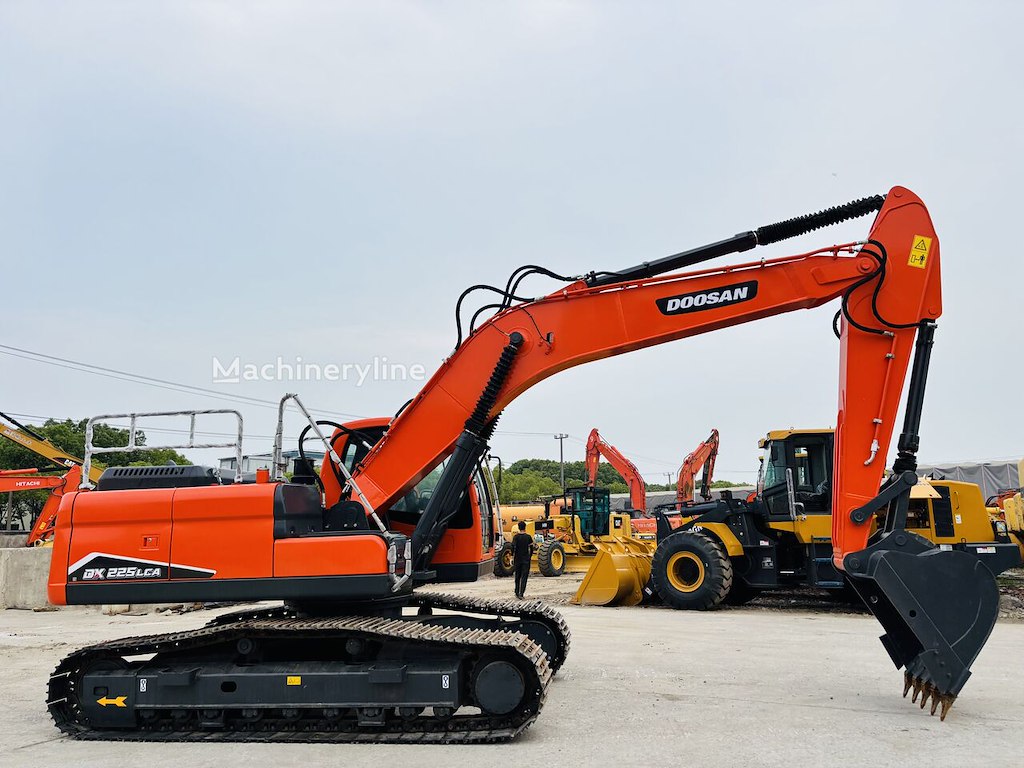 Doosan Dx225LC bager guseničar