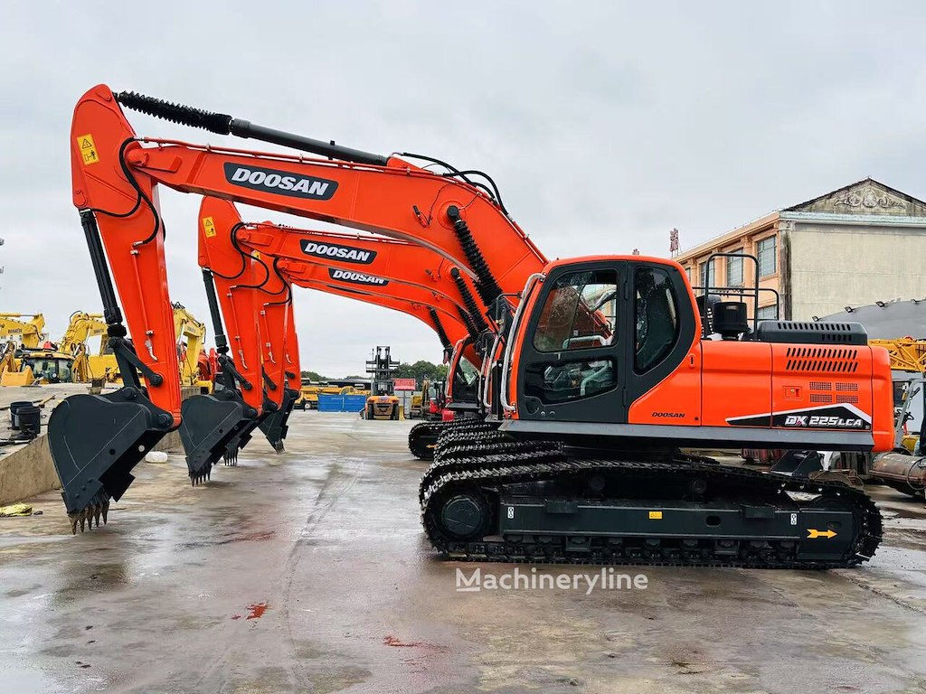 Doosan DX225 bager guseničar