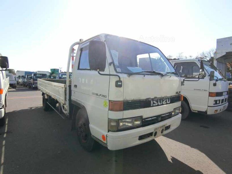Isuzu ELF kamion s ravnom platformom < 3.5t