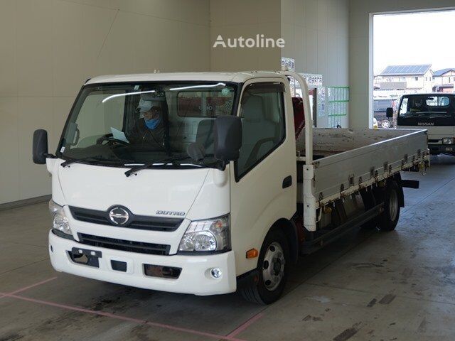 Hino DUTRO kamion s ravnom platformom < 3.5t