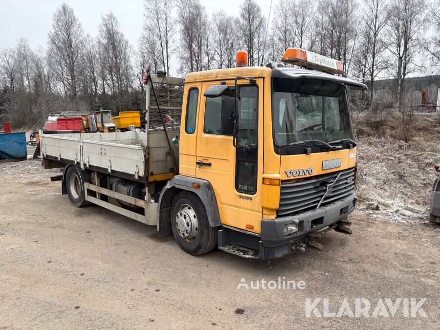 Prodaje se Volvo FL6 kamion s ravnom platformom na aukciji