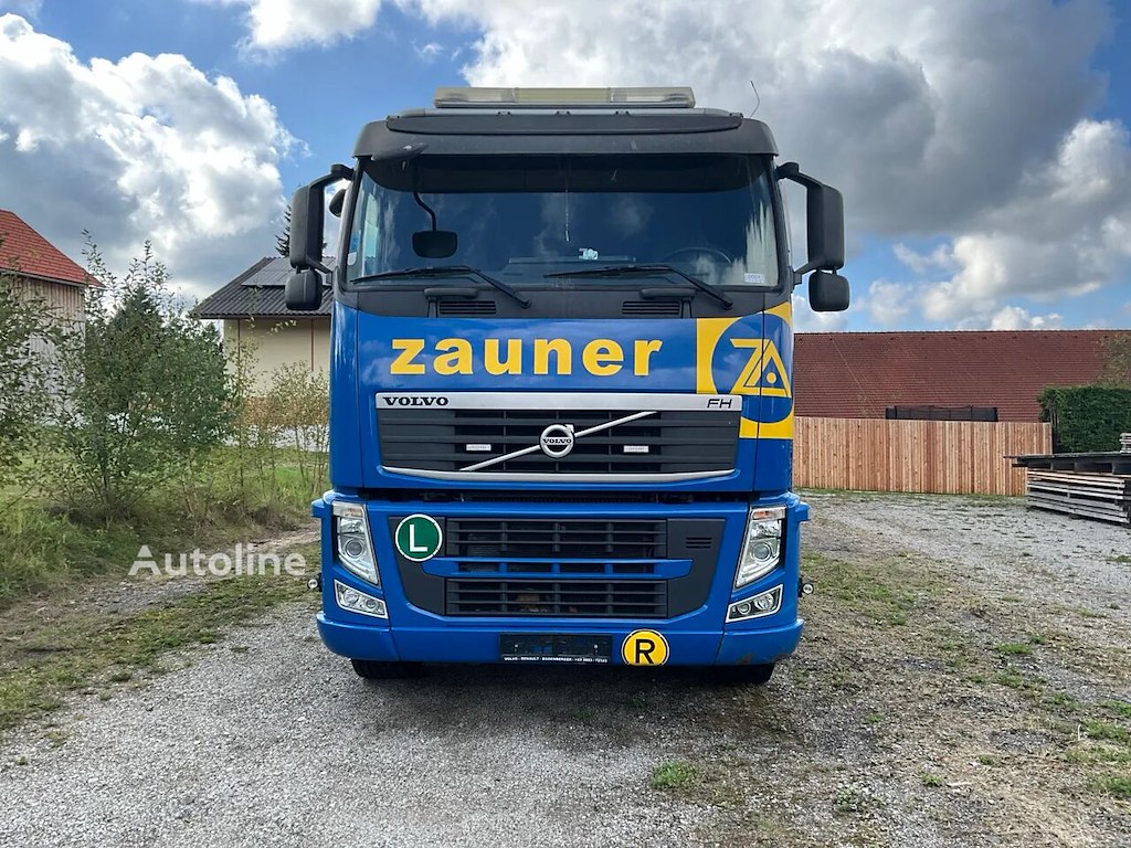 Volvo FH13 kamion s ravnom platformom