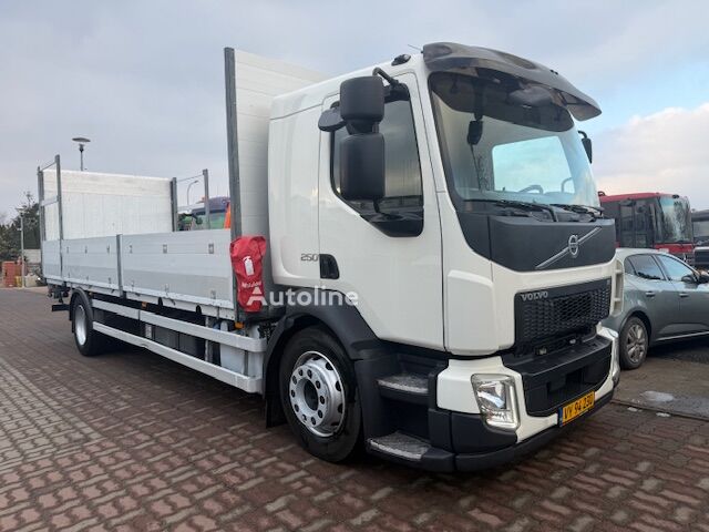 Volvo FL 250 kamion s ravnom platformom