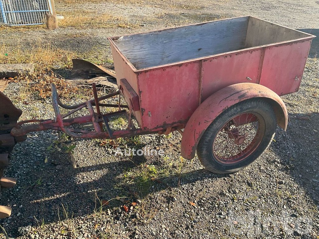 Prodaje se auto prikolicu na aukciji