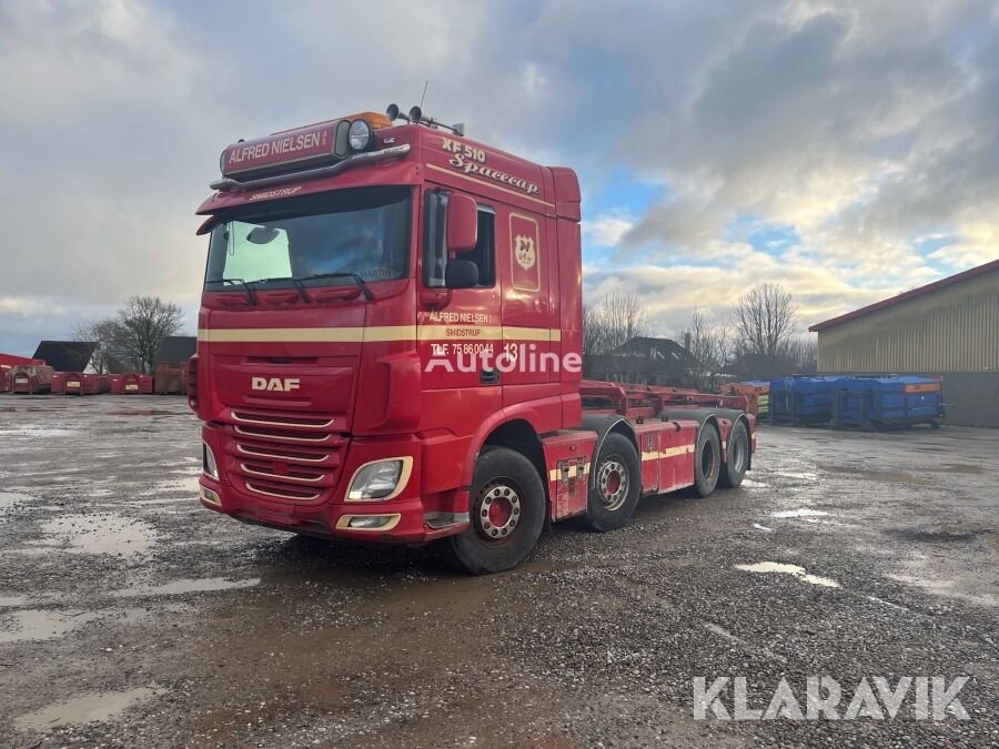 Prodaje se DAF XF 510 kamion sa kukom za podizanje tereta na aukciji