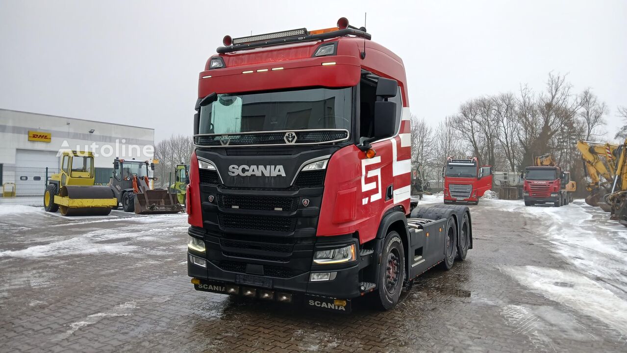 Scania V580 tegljač + poluprikolica sa niskom platformom