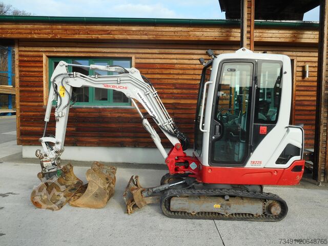 Mini bageri
Takeuchi TB 225 mit POWERTILT