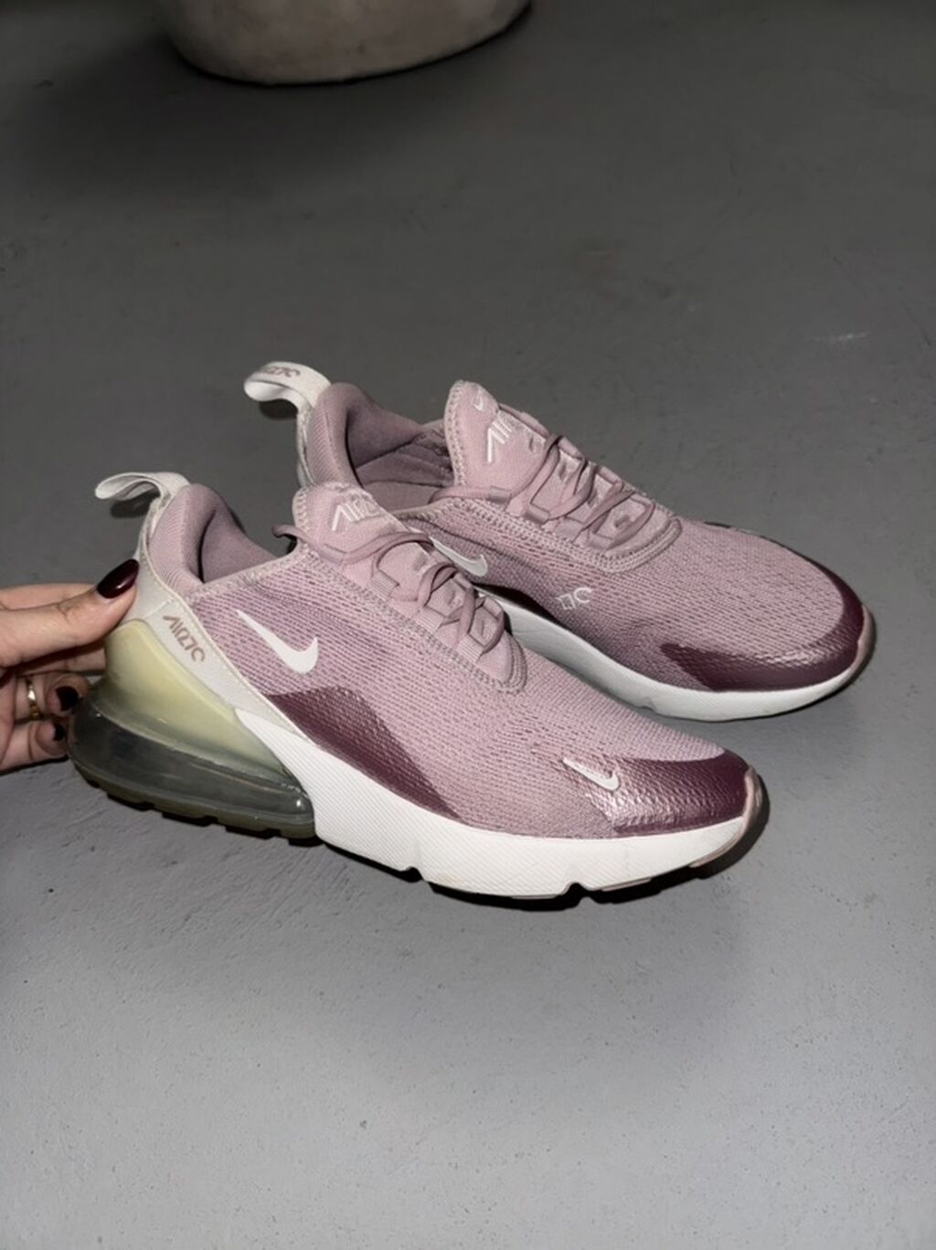 Nike Air Max 270 patike – ženska silueta u ljubičasto‑ružičastoj boji