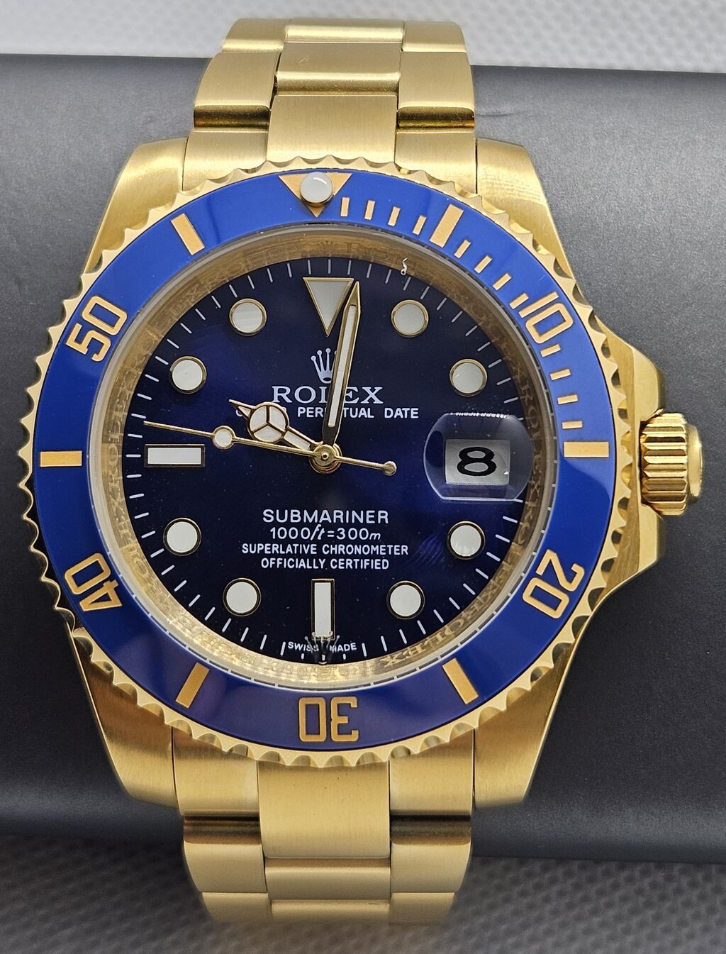 Rolex Submariner Date – zlatni sat sa plavim bezelom i plavim ciferom