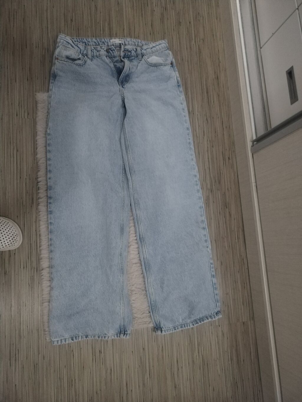 Ženske farmerke – svetlo plavi denim, straight/široke nogavice -