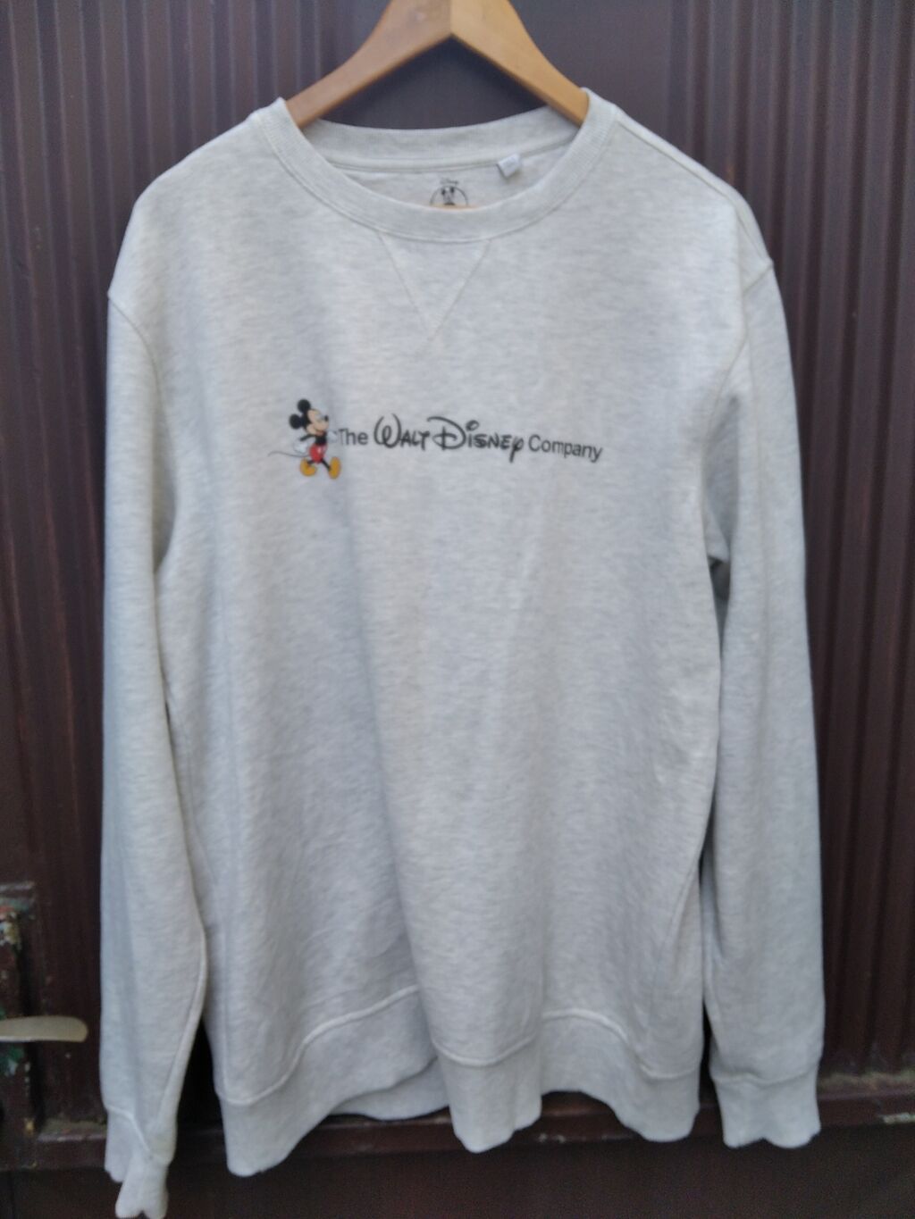Sivi Disney dukser (crewneck) sa Mikijem i natpisom “The Walt Disney