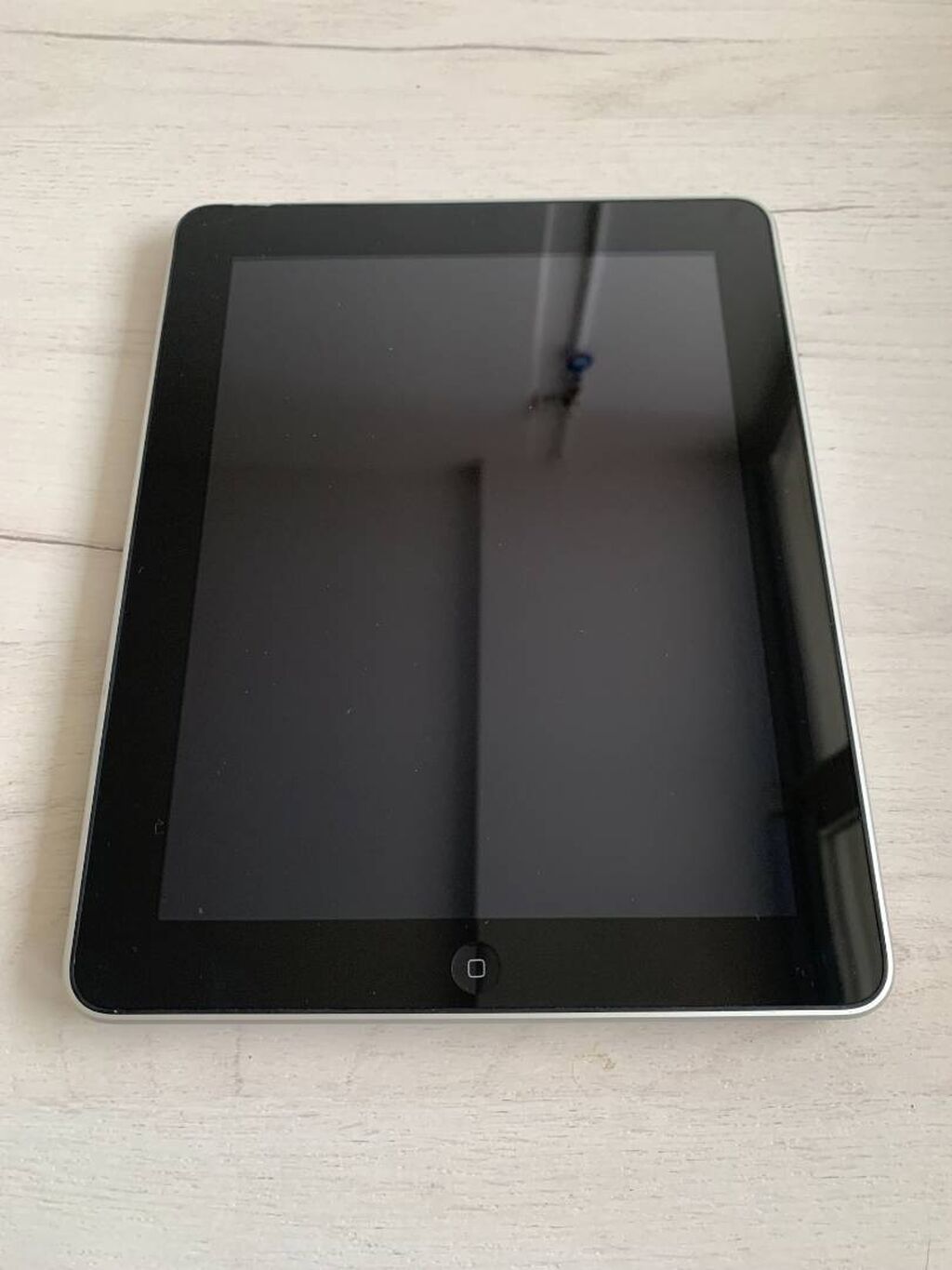 IPad 1 A1219 ⚙️ Info:    - Za delove    - Kad se poveže na punjač, ne